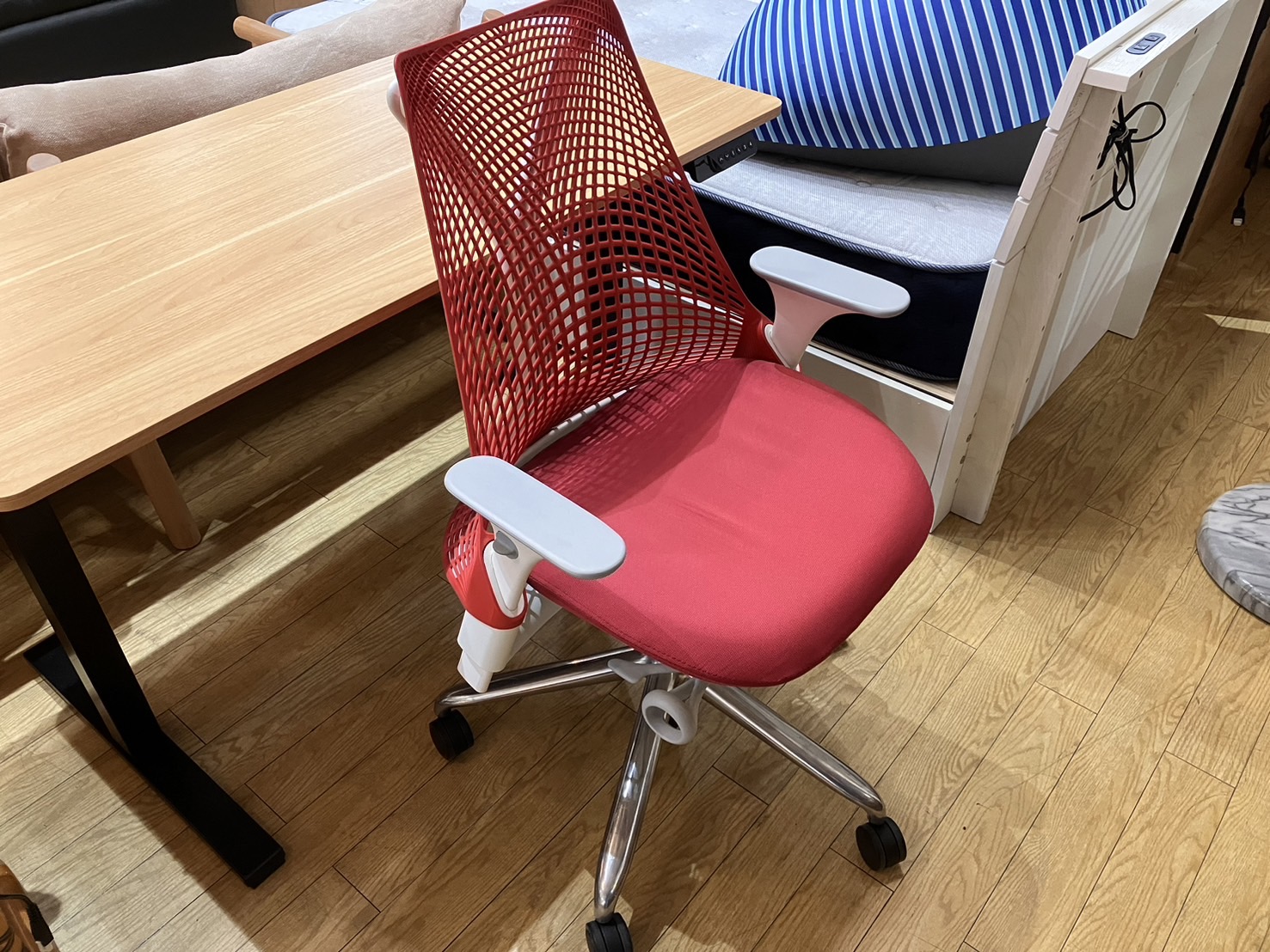 中古】ハーマンミラー セイルチェア レッド 昇降 買取しました 中古】ハーマンミラー セイルチェア レッド 昇降 買取しました